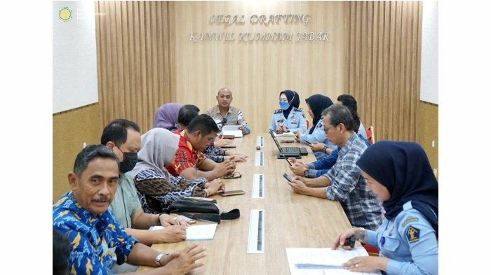 Kemenkumham Jabar Bersama DPRD Kota Cirebon Harmonisasikan Raperda Pesantren dan Keluarga ...