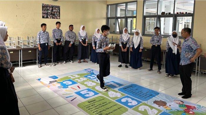 Edukasi Gizi Seimbang Melalui Permainan Engklek Pada Remaja di ...