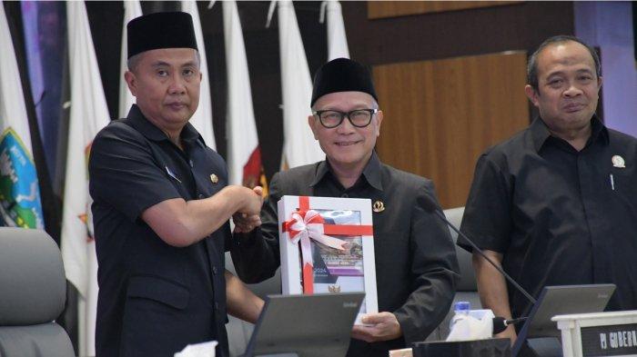 DPRD Provinsi Jawa Barat Gelar Rapat Paripurna Penyampaian Nota Pengantar Gubernur atas 3 ...