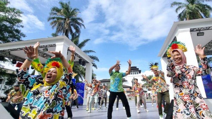 Parade Foto Fashion Show OPD Jabar pada Gelaran KKJ-PKJB 2023 ...