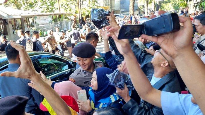 Parade Foto Presiden Jokowi Kunjungi Pasar Cihapit Kota Bandung ...