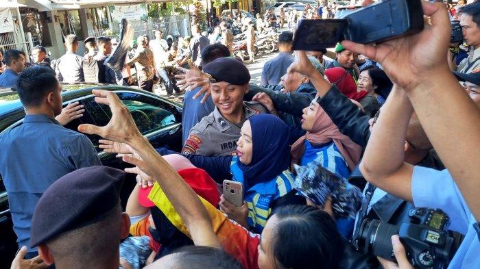 Parade Foto Presiden Jokowi Kunjungi Pasar Cihapit Kota Bandung ...