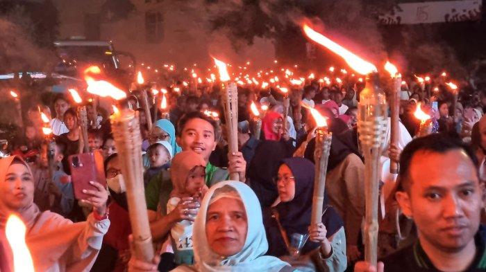 Parade Foto Pawai Obor di Kota Bandung Sambut Tahun Baru Islam 1445 H ...