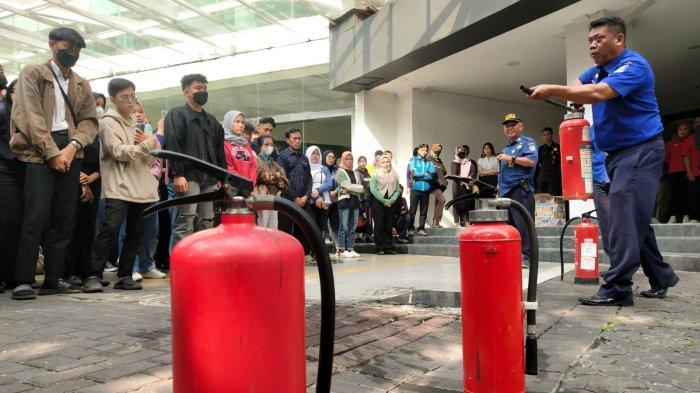 Parade Foto Simulasi Penanggulangan Kebakaran dan Bencana Alam di Mal ...