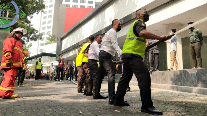Parade Foto Simulasi Penanggulangan Kebakaran dan Bencana Alam di Mal ...
