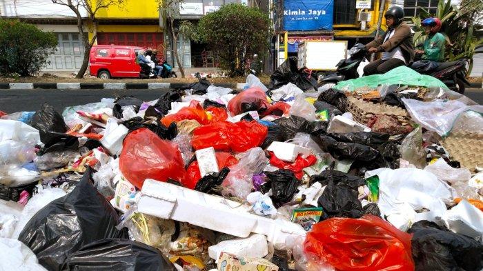 Parade Foto Sampah Menumpuk di Pinggir Jalan Jamika Kota Bandung - Tribunjabar.id