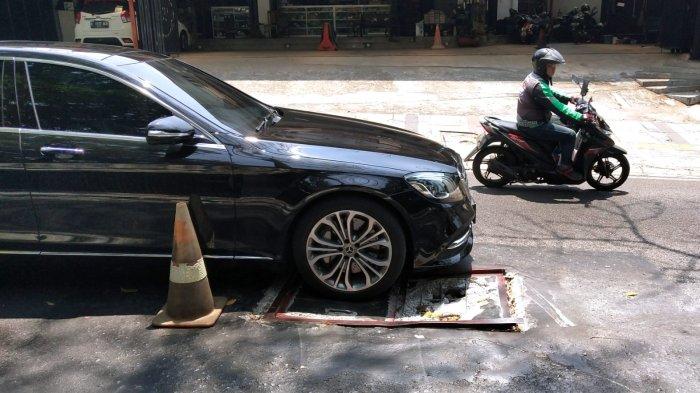 Tutup Bak Kontrol Kabel Telepon Rusak di Jalan Setiabudi Kota Bandung ...