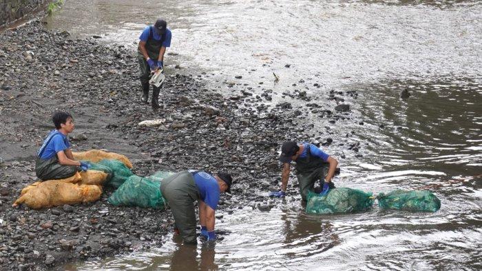 River Cleanup Indonesia Bersihkan Sampah di Sungai Cikapundung - Tribunjabar.id