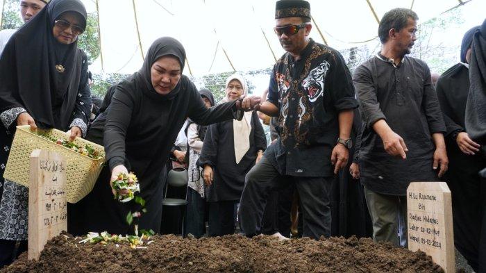 Pemakaman Budayawan Sunda Uu Rukmana di TPU Astanaanyar - Tribunjabar.id