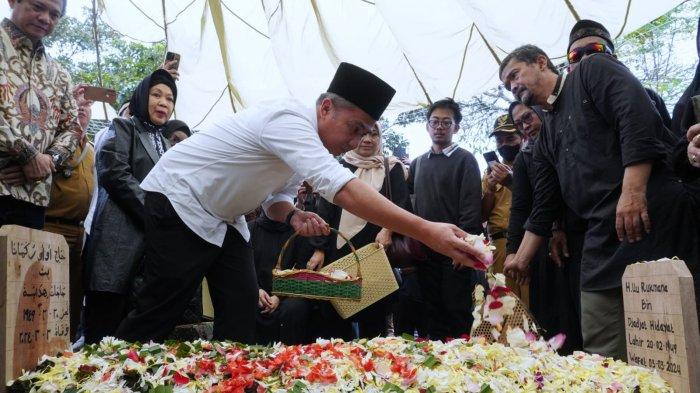 Pemakaman Budayawan Sunda Uu Rukmana di TPU Astanaanyar - Tribunjabar.id