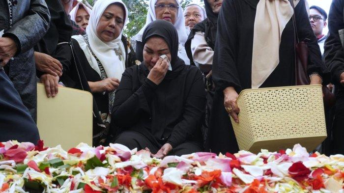 Pemakaman Budayawan Sunda Uu Rukmana di TPU Astanaanyar - Tribunjabar.id