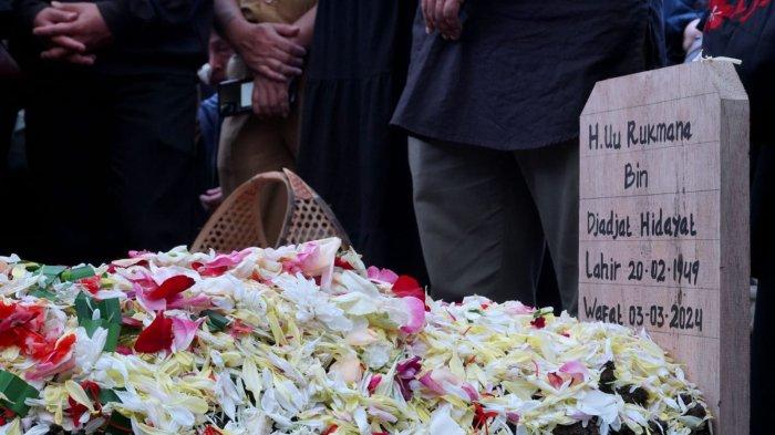 Pemakaman Budayawan Sunda Uu Rukmana di TPU Astanaanyar - Tribunjabar.id