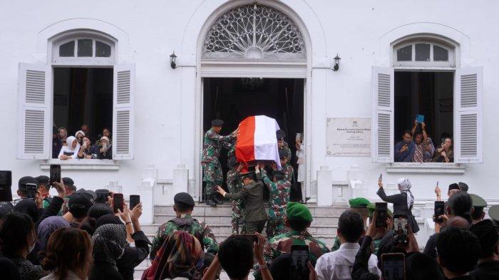 Jenazah Solihin GP Disemayamkan di Kodam III/Siliwangi Sebelum ... Jenazah Solihin GP Disemayamkan di Kodam III/Siliwangi Sebelum ...