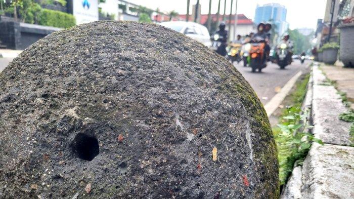 Batu Bulat di Jalan Tamblong Kota Bandung Lepas Hambat Laju Kendaraan ...