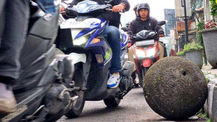 Batu Bulat di Jalan Tamblong Kota Bandung Lepas Hambat Laju Kendaraan ...