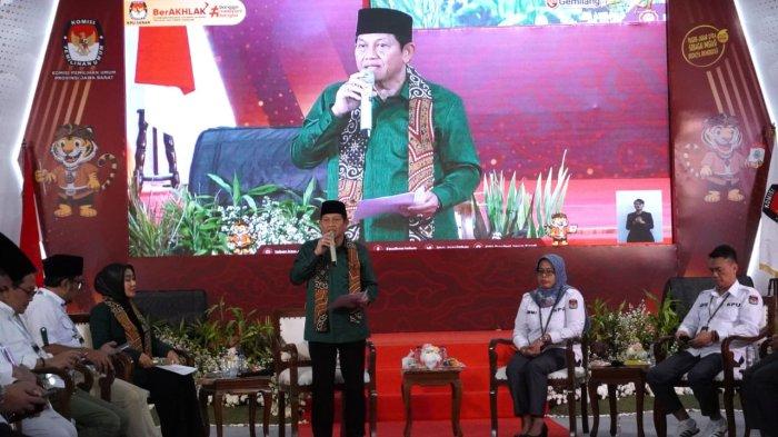 Acep Adang Ruhiat dan Gitalis Dwi Natarina Daftar Pilgub Jabar 2024 ...