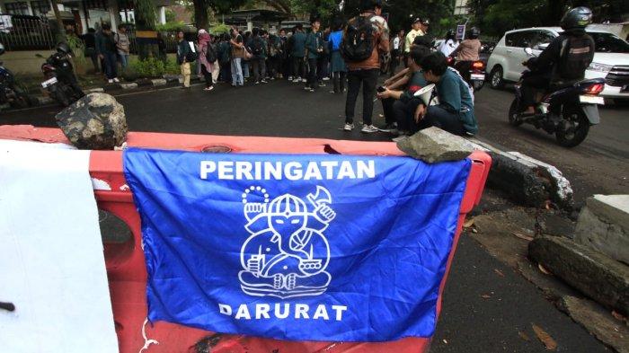 Unjuk Rasa KM ITB Terkait Kebijakan Kerja Paruh Waktu Bagi Mahasiswa Penerima beasiswa UKT ...