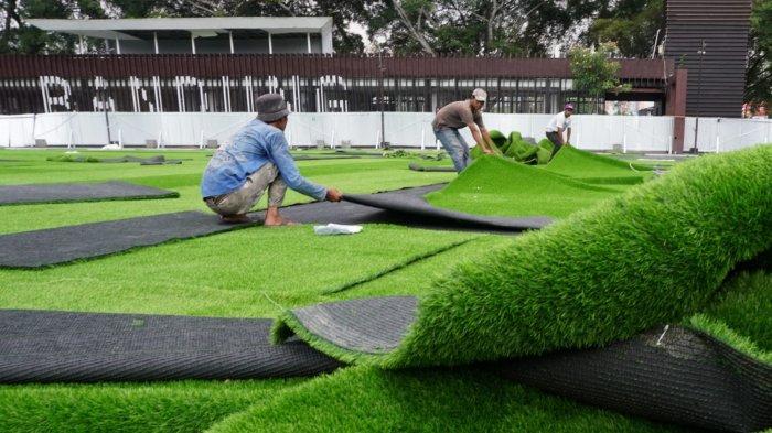 Memasang Rumput Sintetis Baru di Taman Alun-Alun Kota Bandung ...