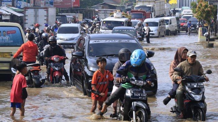 Banjir Rendam Jalan Dayeuhkolot Kabupaten Bandung - Tribunjabar.id