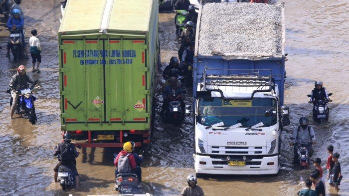 Banjir Rendam Jalan Dayeuhkolot Kabupaten Bandung - Tribunjabar.id