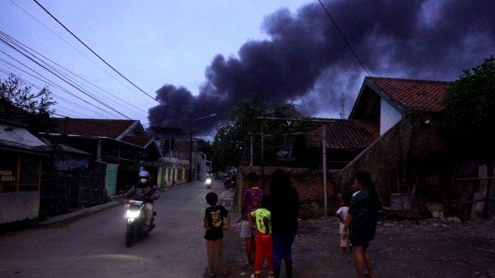 Kebakaran Tiga Pabrik di Kawasan Industri Sadang Rahayu - Tribunjabar.id