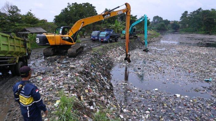 Membersihkan Oxbow Cicukang Aliran Sungai Citarum dari Tumpukan Sampah - Tribunjabar.id