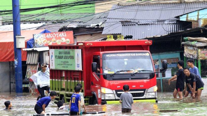 Banjir kembali Rendam Jalan Raya Dayeuhkolot Kabupaten Bandung - Tribunjabar.id