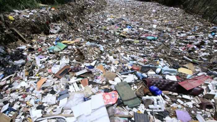 Sampah Memenuhi Sungai Cikapundung di Bawah Jembatan Cipurut ...