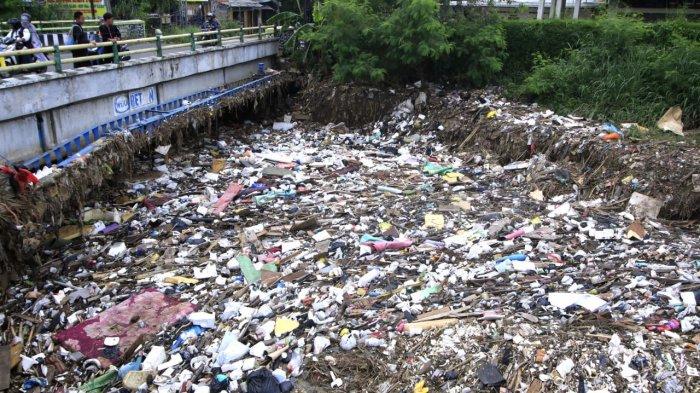Sampah Memenuhi Sungai Cikapundung di Bawah Jembatan Cipurut ...