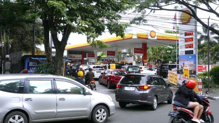 Antrean Kendaraan Roda Dua dan Empat di SPBU Shell Kota Bandung ...