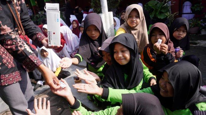 Pelajar di SDN Rancamanyar 3 Kabupaten Bandung Minum Obat Cacing ...