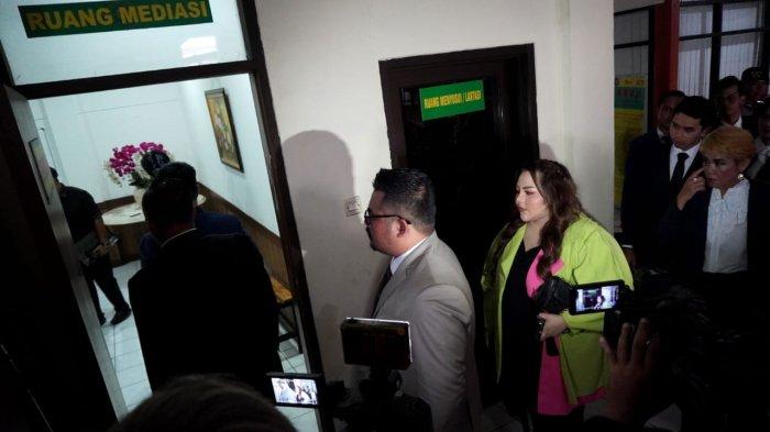 Lisa Mariana Hadiri Sidang Kedua Gugatan Perdata Terhadap Ridwan Kamil ...