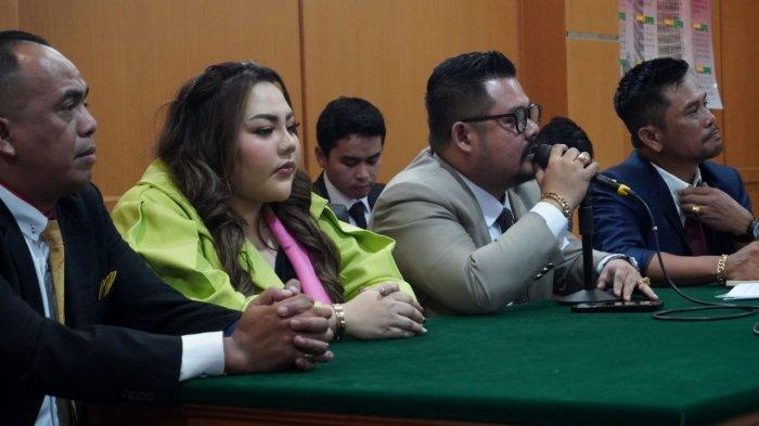 Lisa Mariana Hadiri Sidang Kedua Gugatan Perdata Terhadap Ridwan Kamil ...