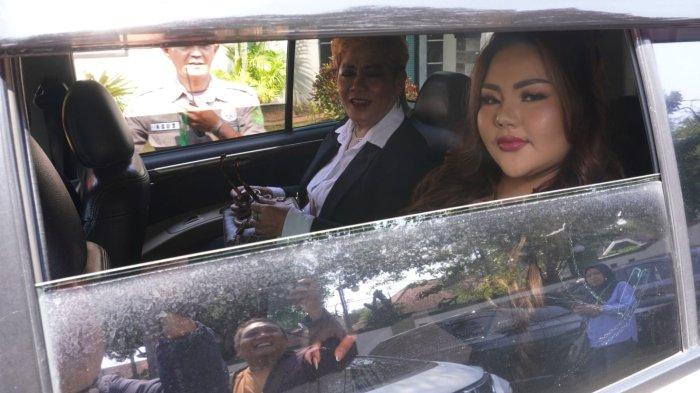 Lisa Mariana Hadiri Mediasi di PN Bandung Mengenakan Outfit Serba Hitam ...