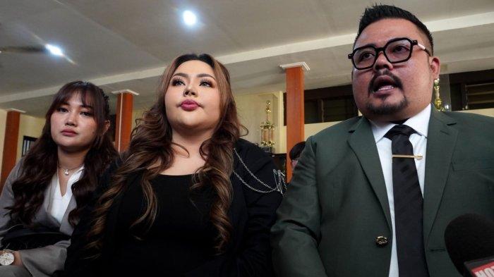 Lisa Mariana Hadiri Mediasi di PN Bandung Mengenakan Outfit Serba Hitam ...