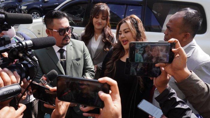Lisa Mariana Hadiri Mediasi di PN Bandung Mengenakan Outfit Serba Hitam ...