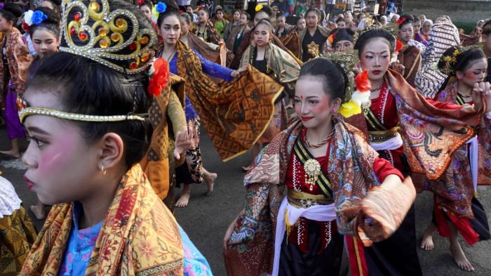 Tarian Ngabatik Pembuka Gelaran Bandung Arts Festival Ke-11 ...