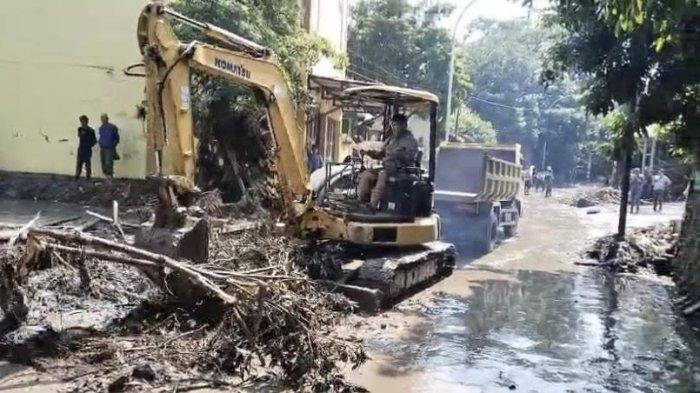 Tim Gabungan Harus Turunkan Alat Berat untuk Bersihkan Material Sisa Banjir di Cianjur ...