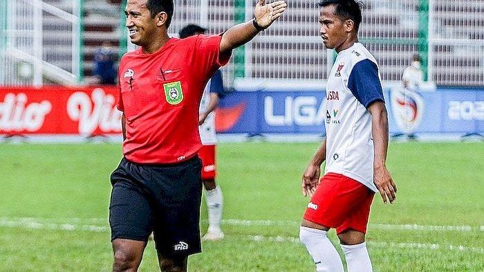 Abdul Aziz, Satu-satunya Wasit Liga 1 Musim 2023-2024 Asal Ciamis, Istrinya Juga Wasit Sepak ...