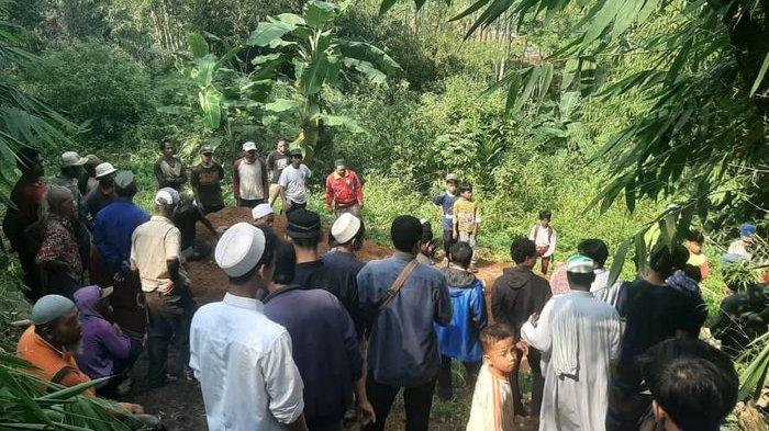 Pasutri Korban Tertabrak Kereta Api Siliwangi di Sukabumi Dimakamkan Berdampingan. ''Orang Ramah ...