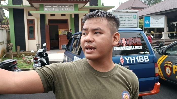 Terduga Pembakar Pendopo Wali Kota Banjar Berambut Rapi Berkaus Abu-abu ...