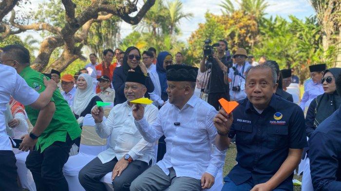 Ahmad Syaikhu dan Ilam Habibie Terbangkan Pesawat Kertas, Simbol ...