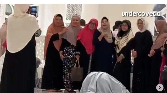 Miris, Aksi Emak-emak Swafoto di Depan Orang yang sedang Salat di ...