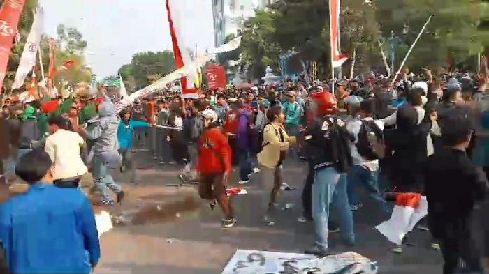 Demo Mahasiswa di Cirebon Sempat Memanas, Pelajar STM Ikut Dobrak Pintu DPRD - Tribunjabar.id