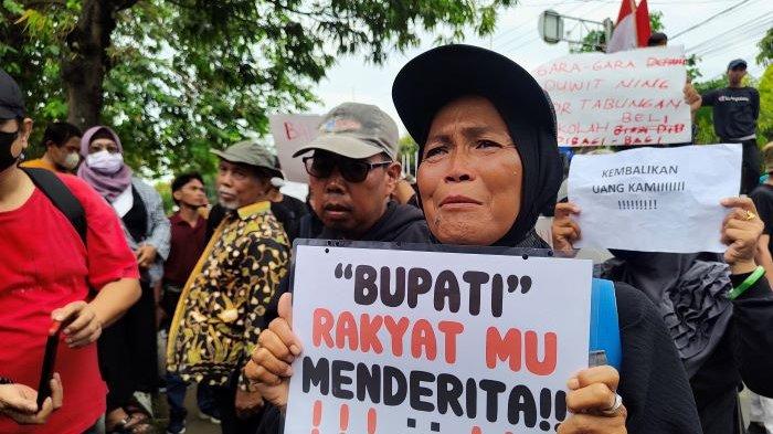 Ibu-ibu Sampai Menangis saat Nasabah BPR KR Indramayu Minta Uang Mereka Senilai Rp 32 M ...