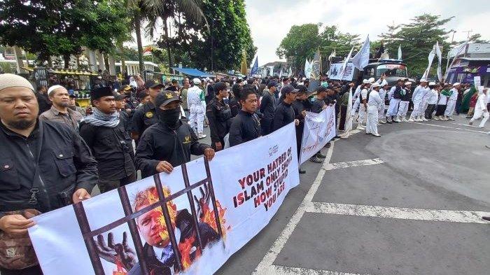 Ribuan Aktivis Almumtaz Kota Tasikmalaya Gelar Demo di Taman Kota ...