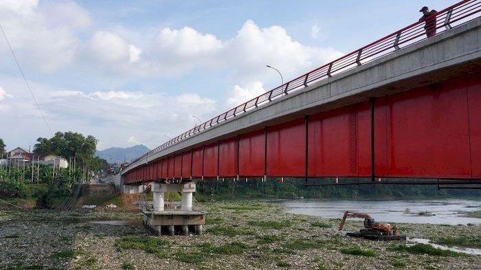 Penanganan Sampah di Jembatan Sapan Batujajar Ditargetkan Tuntas Tujuh Hari, Kerahkan Alat Berat ...
