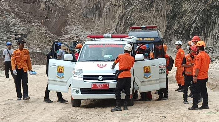 Identitas 3 Korban Longsor Gunung Kuda yang Ditemukan Sore Hari dan Dibawa ke RS Arjawinangun ...