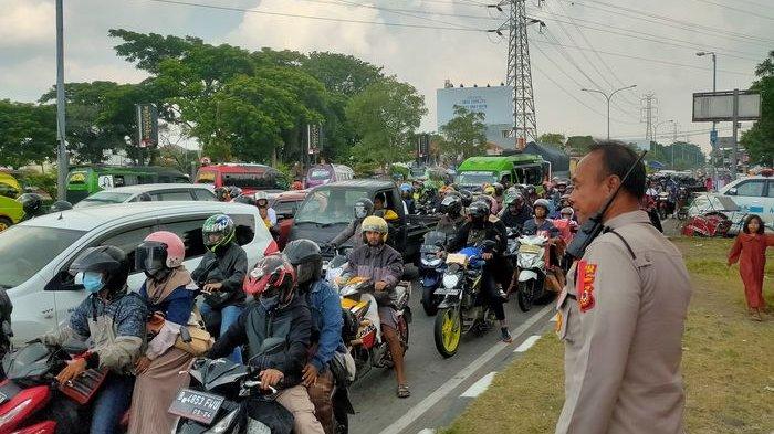 H-5 Lebaran, Arus Lalu Lintas di Jalur Pantura Cirebon Masih Lancar, Didominasi Sepeda Motor ...