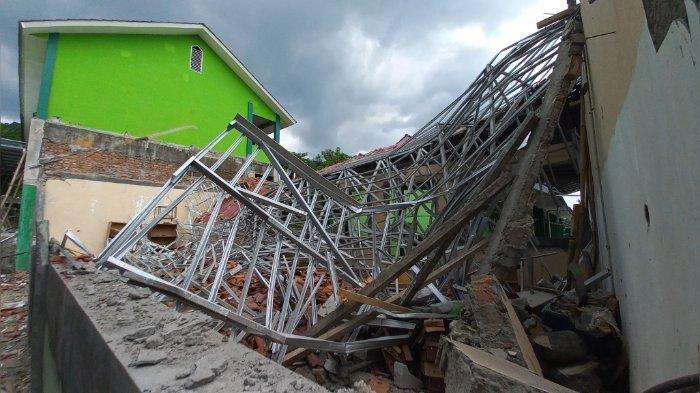 Sedang Diperbaiki, Atap Perpustakaan SMAN 1 Palabuhanratu Sukabumi ...